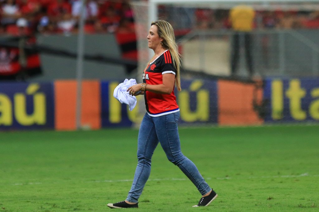 Celina Leão entra em campo no Mané e é vaiada | Metrópoles