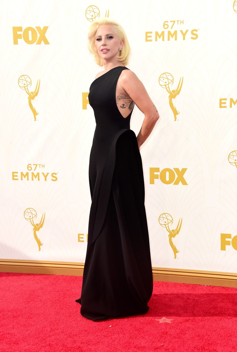 Veja os looks que passaram pelo tapete vermelho do Emmy