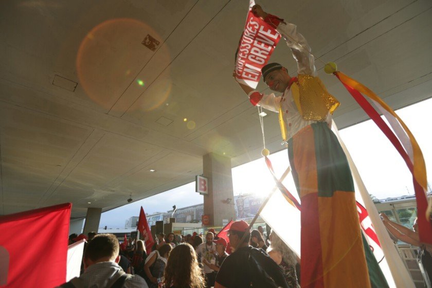 Professores fazem “protesto cultural” na Rodoviária | Metrópoles
