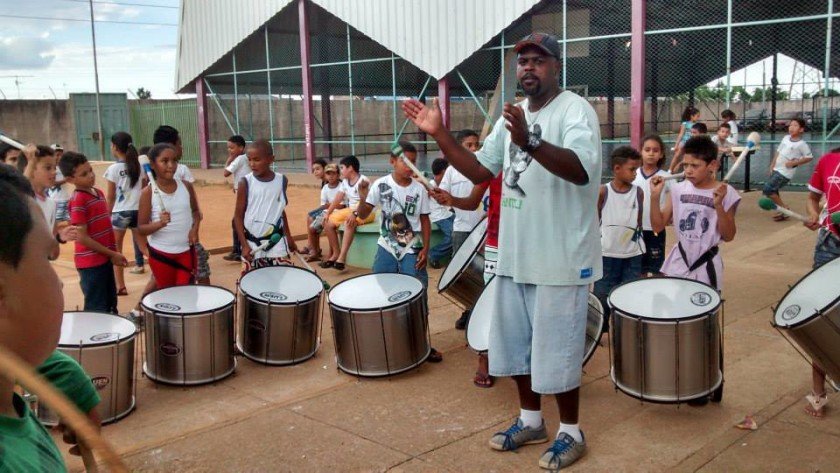ABC do batuque: educador do DF cria método que ensina o alfabeto com ...