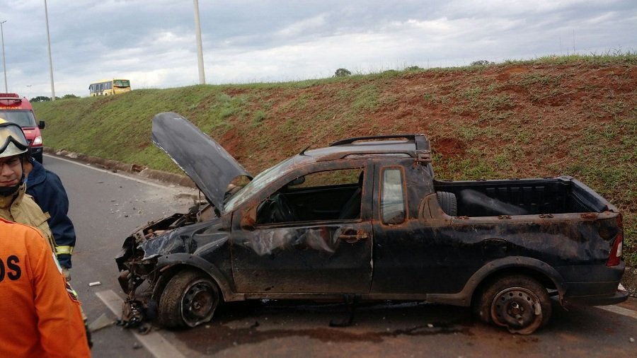 Carro capota em área próxima ao Balão do Aeroporto | Metrópoles