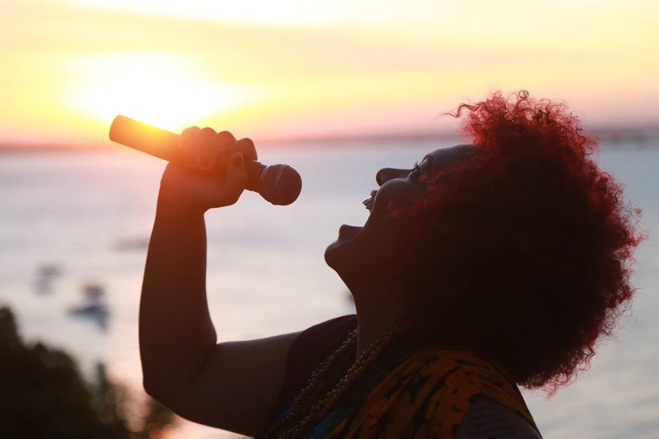 Brasiliense, cantora Julia Moreno conquista Morro de São Paulo e faz ...