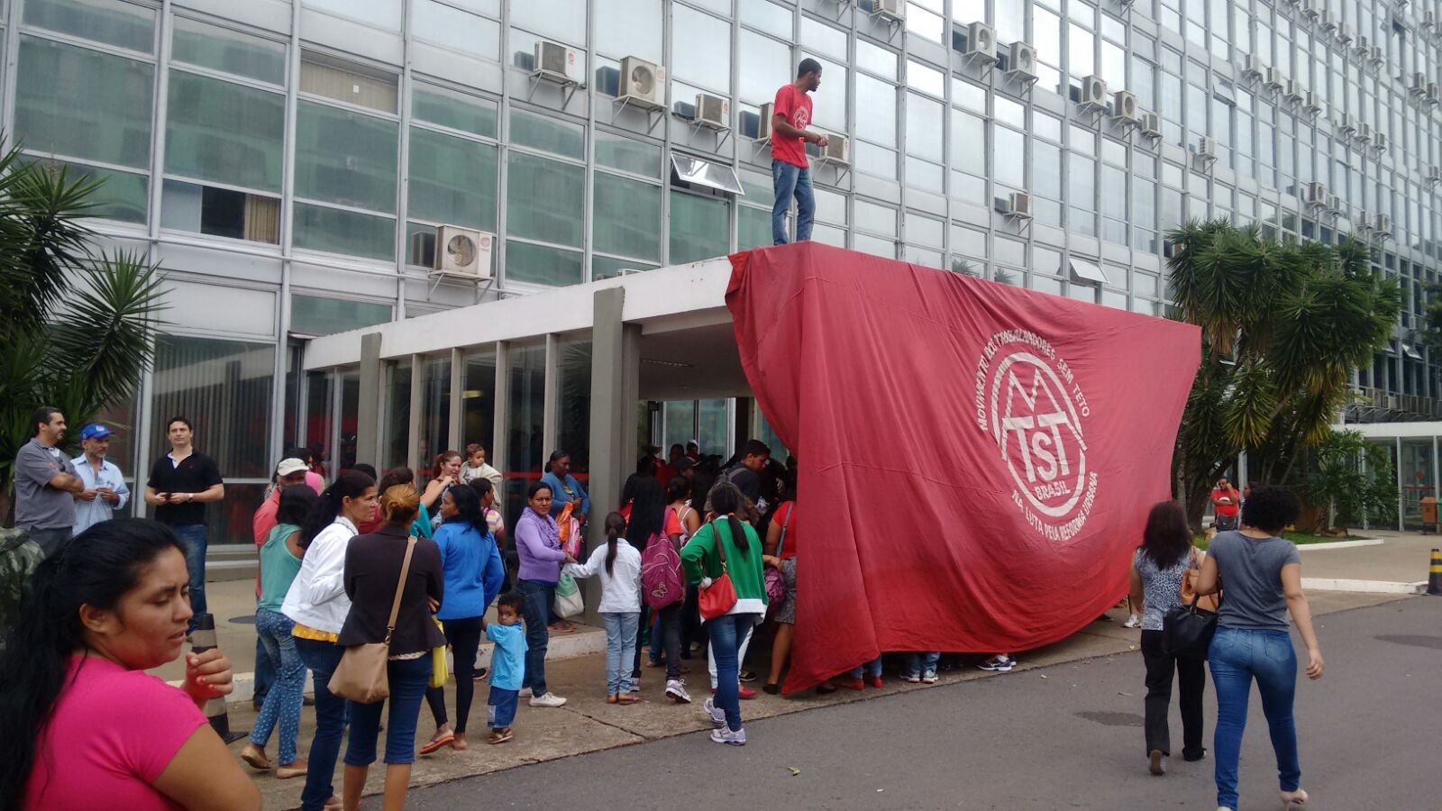 MTST se junta a grupo pró-Maduro e ocupa embaixada venezuelana | Metrópoles