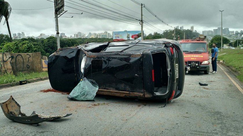 Carro bate em poste e capota na marginal da EPTG | Metrópoles