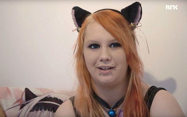 Mulher mia, se veste como felina e afirma não ser humana, mas sim um ...