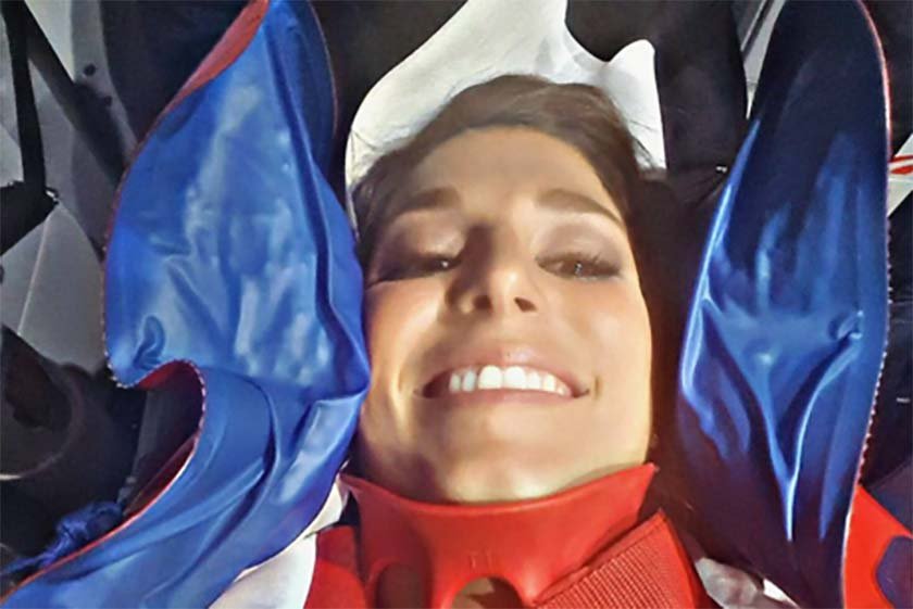 Apresentadora tenta se aventurar no pole dance e paga mico ao vivo