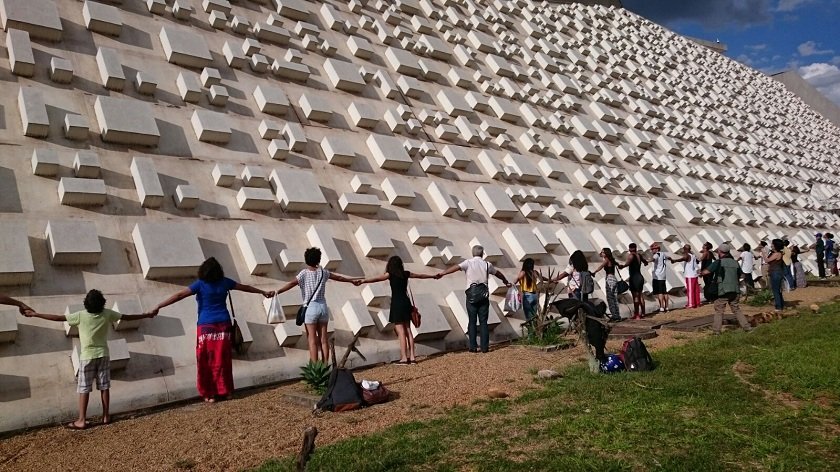 Grupo abraça Teatro Nacional em protesto para pedir a reabertura do ...