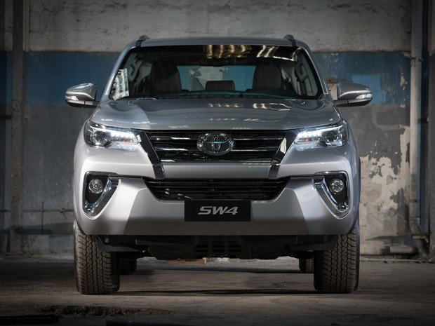 Toyota SW4 renovada chega às lojas. Mas preços a partir de R$ 205 mil ...