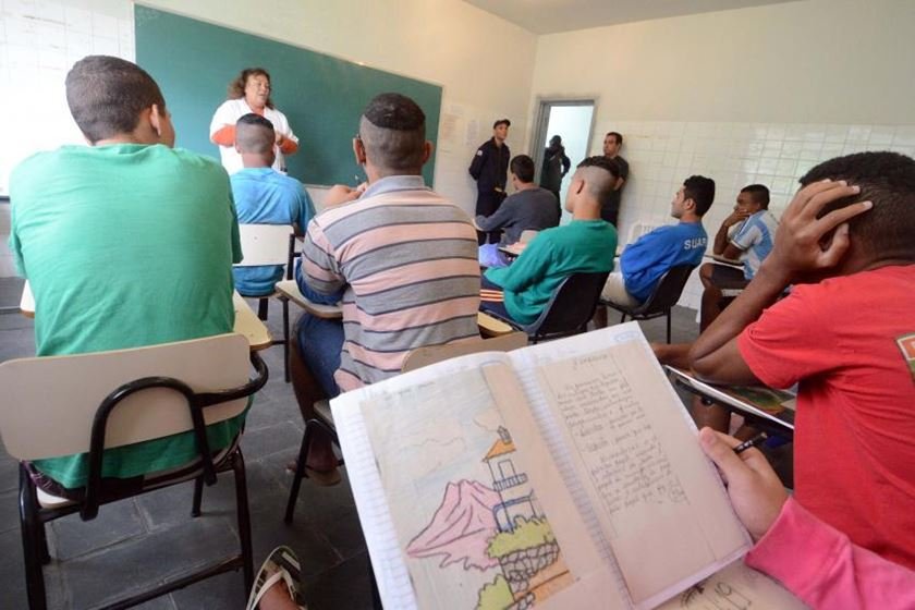 GDF deve colocar menores infratores em sala de aula imediatamente ...