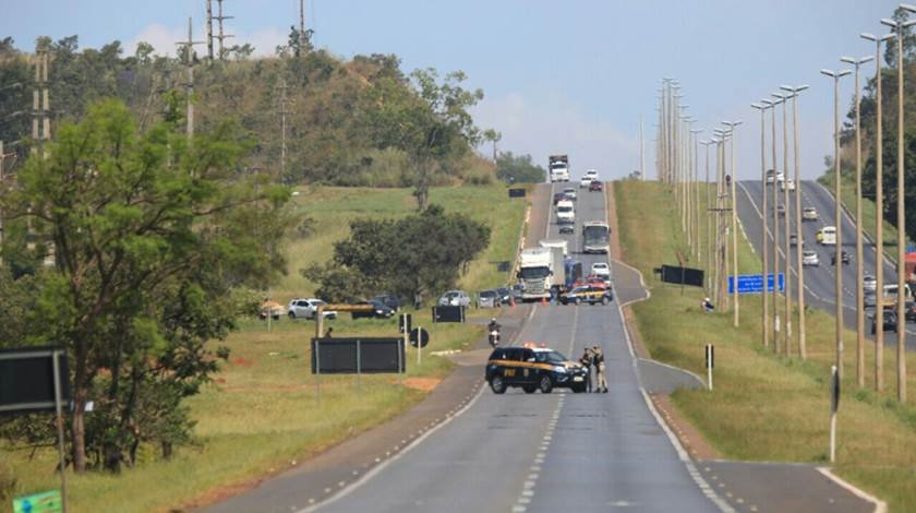 Sem-teto fecham a BR-020 para impedir reintegração de posse | Metrópoles