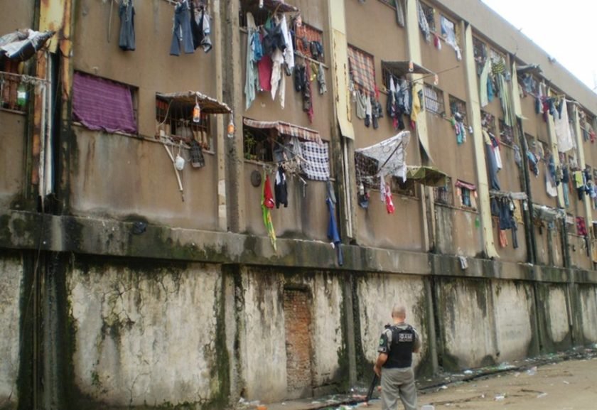 Presos fogem de Bangu, no Rio, usando corda para pular o muro
