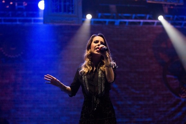 Sandy fala sobre participação em clipe do Angra: “Estou muito malvada ...