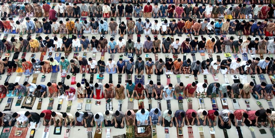 Muçulmanos iniciam o mês sagrado do Ramadã com jejuns e muitas orações ...