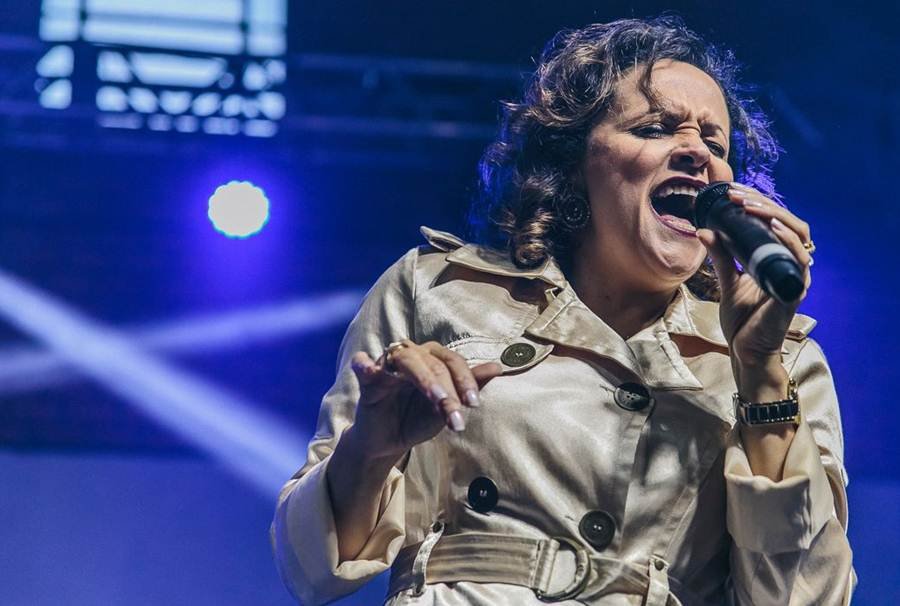 Cantora católica Ziza Fernandes faz pocket show do CD e DVD “Segredos ...