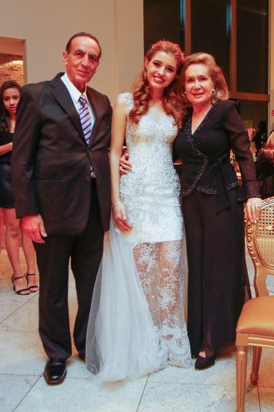 Maria Eduarda Cardoso celebra 15 anos com festa sofisticada | Metrópoles