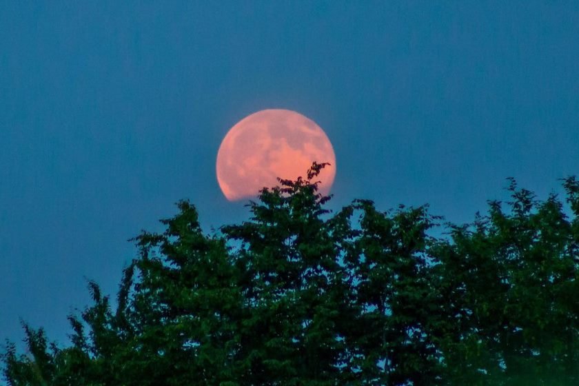 “Lua de Morango” aparece em primeiro dia de verão no Hemisfério Norte