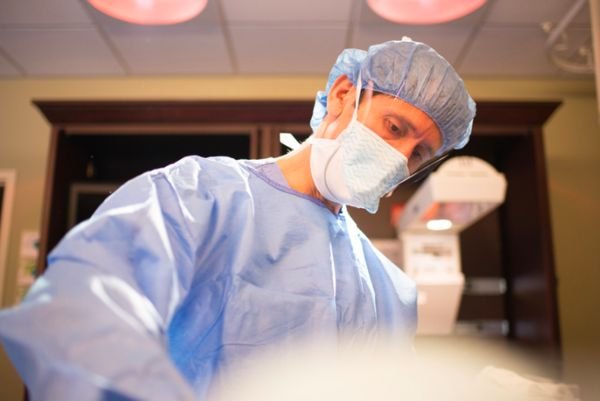 Mulher tem parto “rápido” e dá à luz um menino no corredor do hospital ...