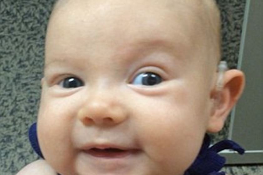 Bebê de três meses ouve a voz da mãe pela primeira vez