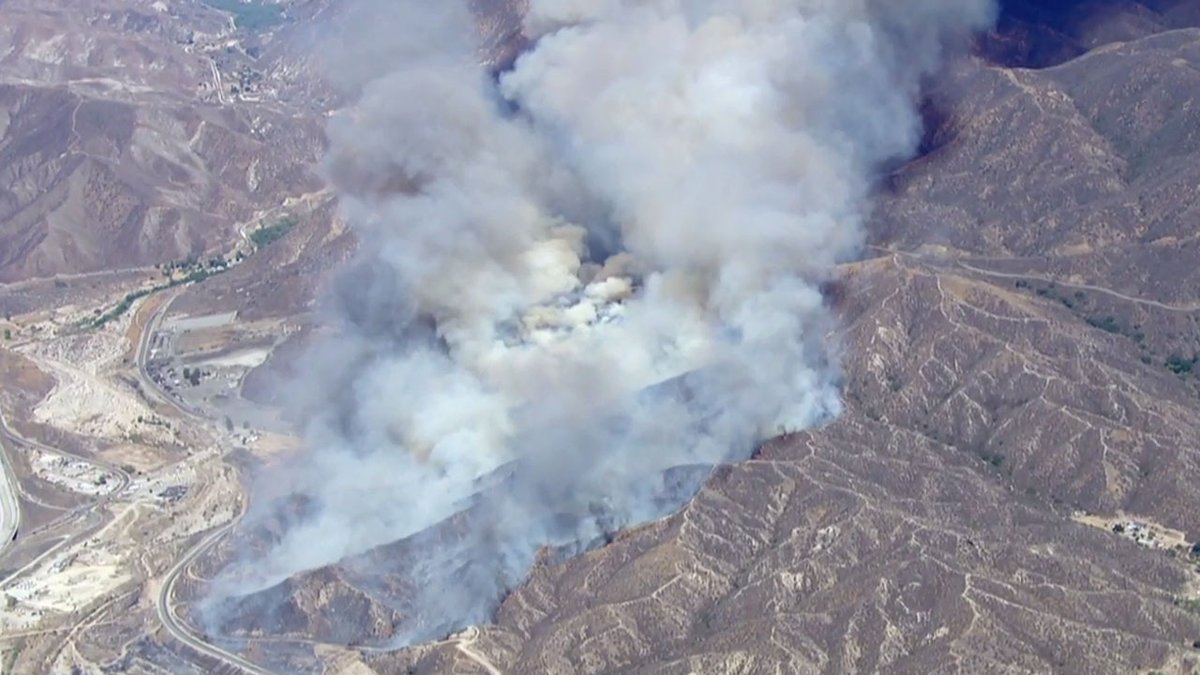 Incêndio avança na Califórnia apesar de esforços para conter fogo ...