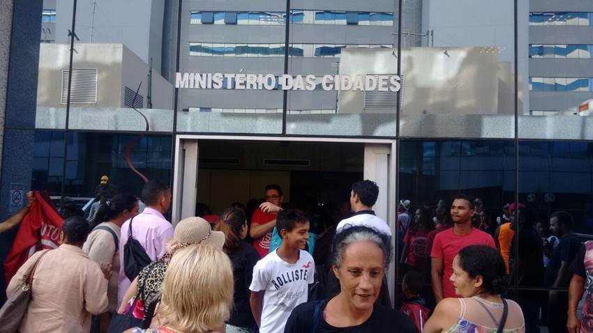 MTST ocupa ministério e cobra recursos do Minha Casa, Minha Vida ...