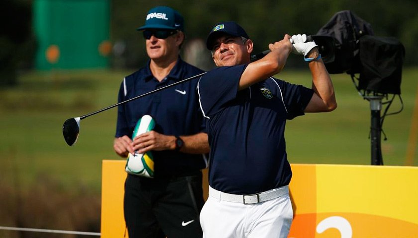 Bilionário carrega tacos de golfista brasileiro nas Olimpíadas do Rio