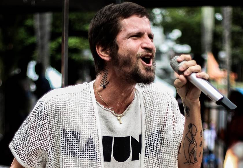 Saulo anima o último domingo do projeto Na Praia | Metrópoles