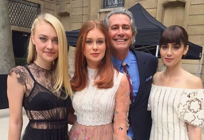 Marina Ruy Barbosa posa ao lado de Dakota Fanning | Metrópoles