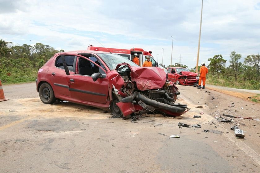 Batida frontal entre dois carros deixa quatro feridos em Brazlândia | Metrópoles