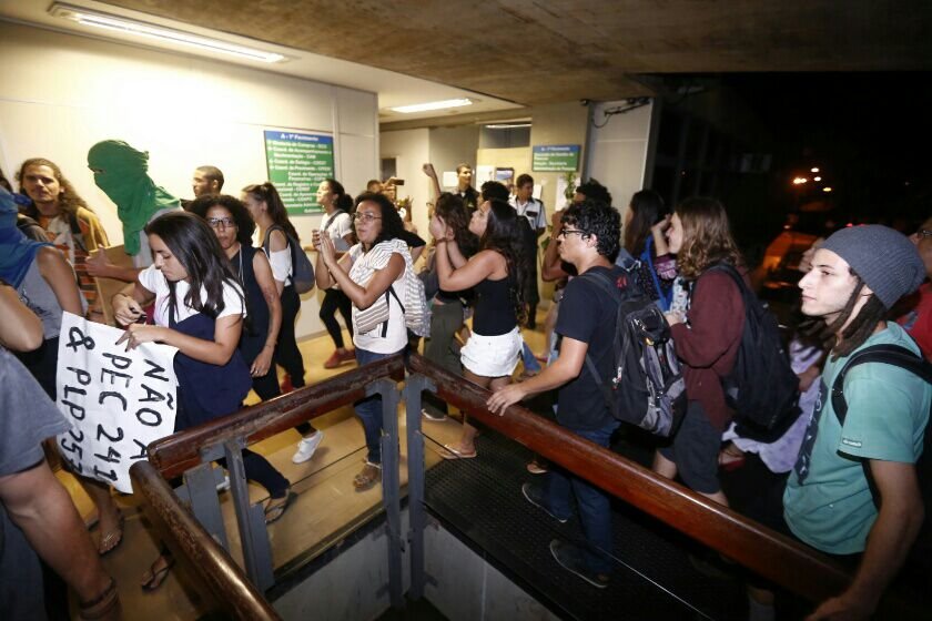Alunos da UnB ocupam reitoria contra a PEC do Teto dos Gastos Públicos ... Alunos da UnB ocupam reitoria contra a PEC do Teto dos Gastos Públicos ...