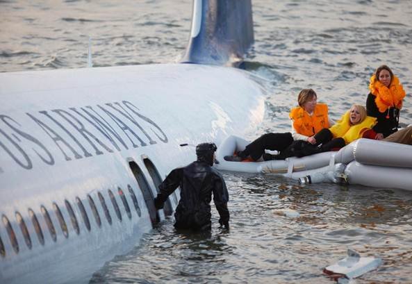 Filme “Sully” narra história real de piloto que pousou avião em rio ...