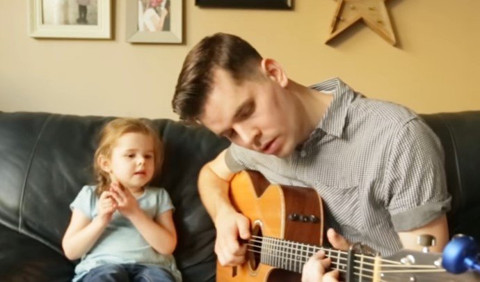 Pai e filha de 4 anos cantam tema de “Toy Story” e encanta a web