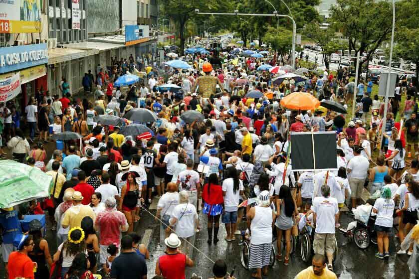 Pacotão desfila irreverência neste domingo de carnaval | Metrópoles