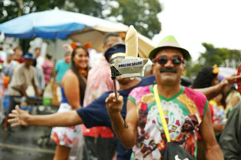 Pacotão desfila irreverência neste domingo de carnaval | Metrópoles