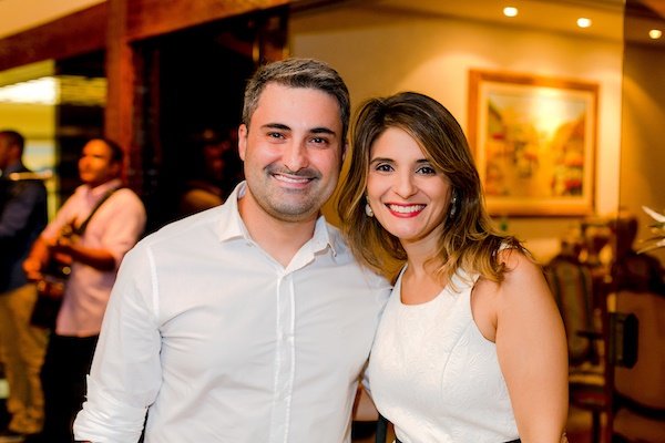 Ingrid Caetano e Diogo Assis Brito têm chá bar em clima tropical ...