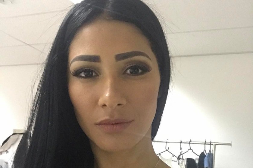 Simaria mostra boa forma ao posar de top e saia com transparência