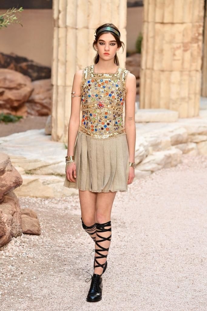 Chanel apresenta coleção Cruise 2017/18 inspirada na Grécia antiga ...