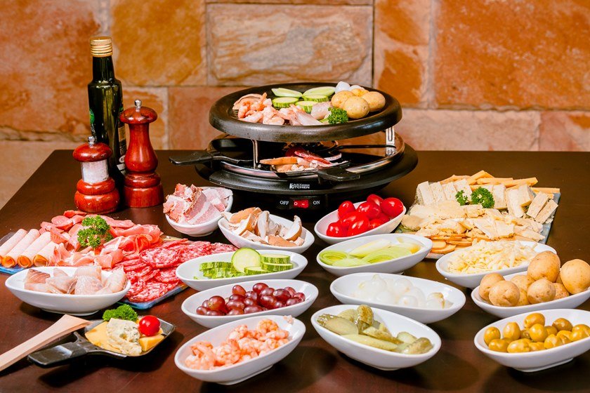 Três lugares em Brasília que servem raclette, o queijo suíço derretido ...