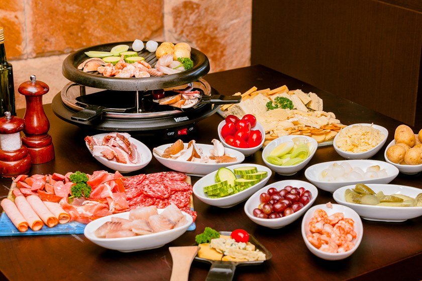 Três lugares em Brasília que servem raclette, o queijo suíço derretido ...