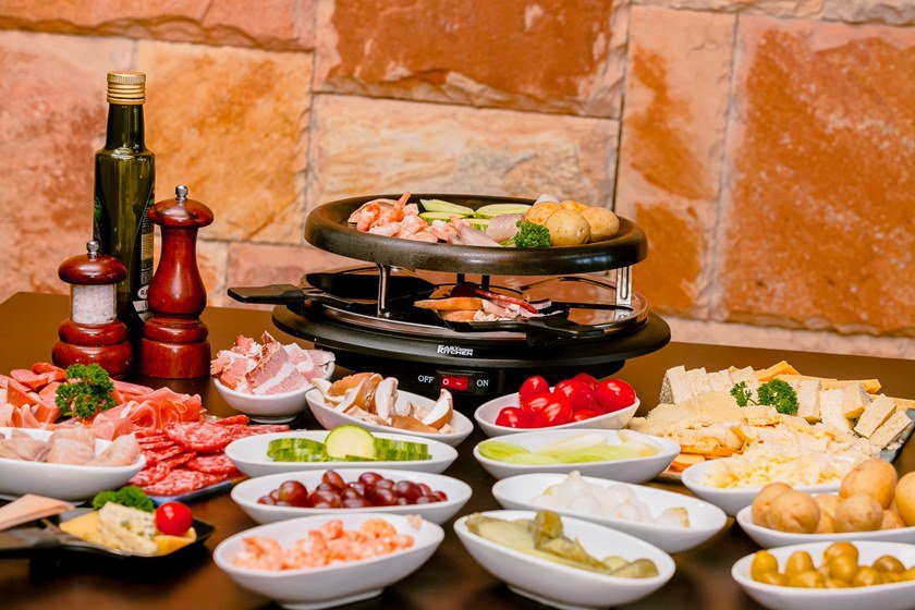 Três lugares em Brasília que servem raclette, o queijo suíço derretido ...