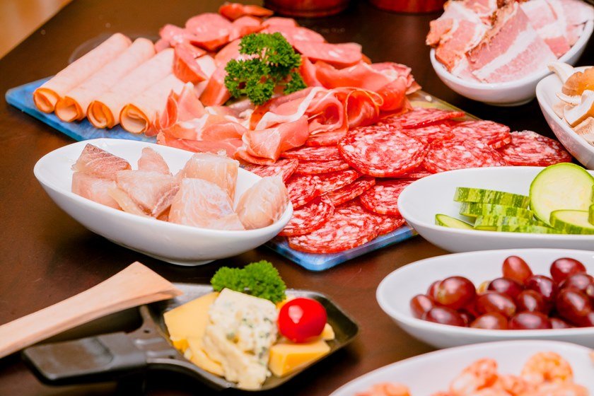 Três lugares em Brasília que servem raclette, o queijo suíço derretido ...