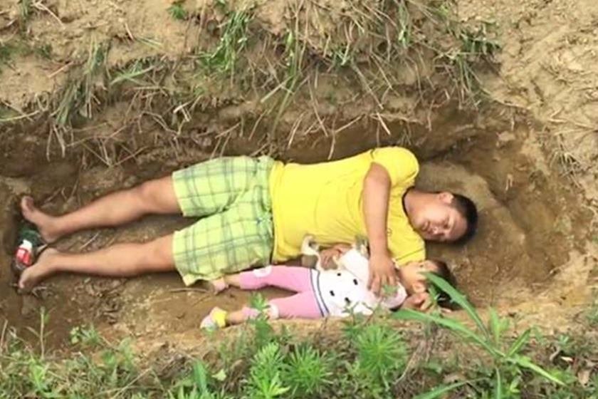 Menina é colocada em cova aberta pelo pai para “prepará-la para morte ...