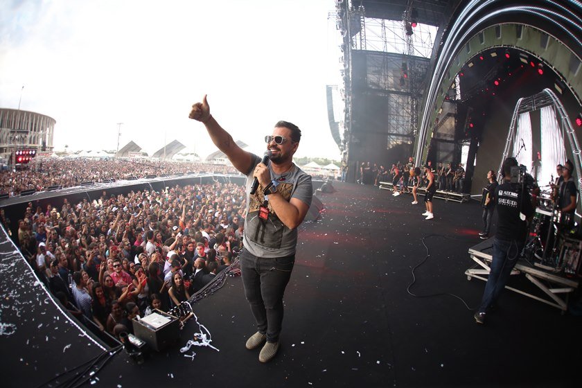 Xand, da banda Aviões, grava DVD ao vivo no projeto Na Praia | Metrópoles