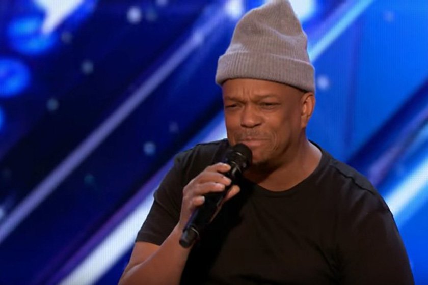 Cantor de metrô faz apresentação emocionante em programa de TV | Metrópoles