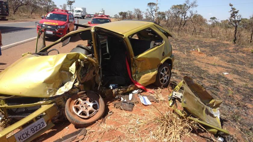 Carro fica irreconhecível após acidente com três feridos em Brasília ...