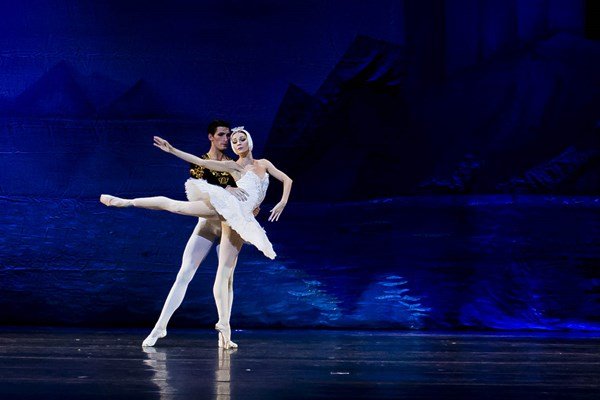 Andressa Mendonça e Mariana Cosac lançam novidades na Vestindo a Mesa