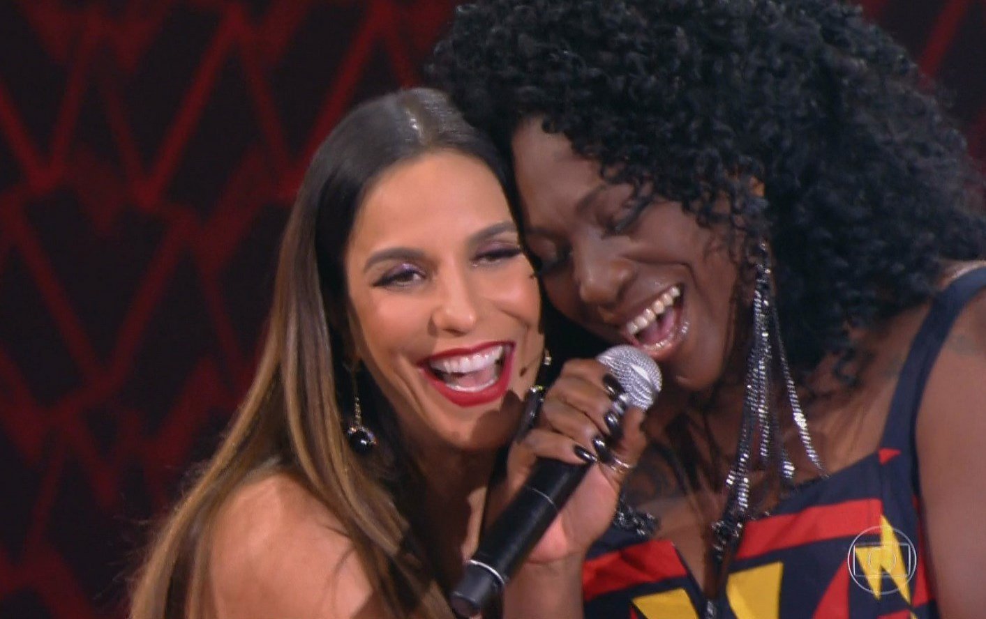 Dhi Ribeiro, cantora radicada no DF, dá show de simpatia no The Voice ...