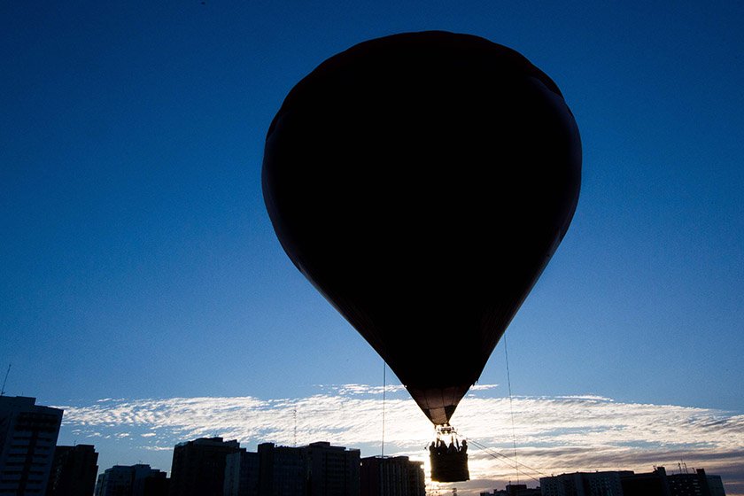 Balão com 11 pessoas faz pouso forçado na mata | Metrópoles