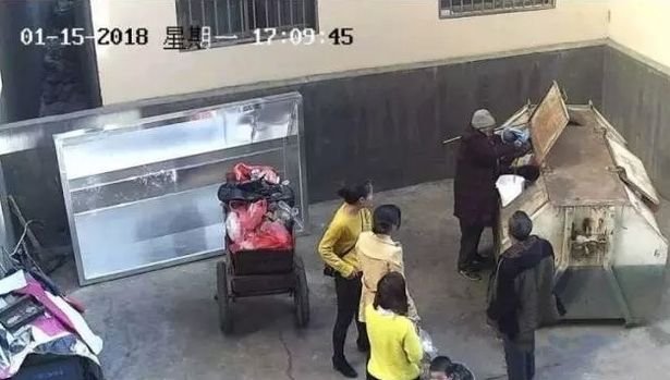 Pai Joga Recém Nascido Na Lata Do Lixo Mas Um Milagre Acontece