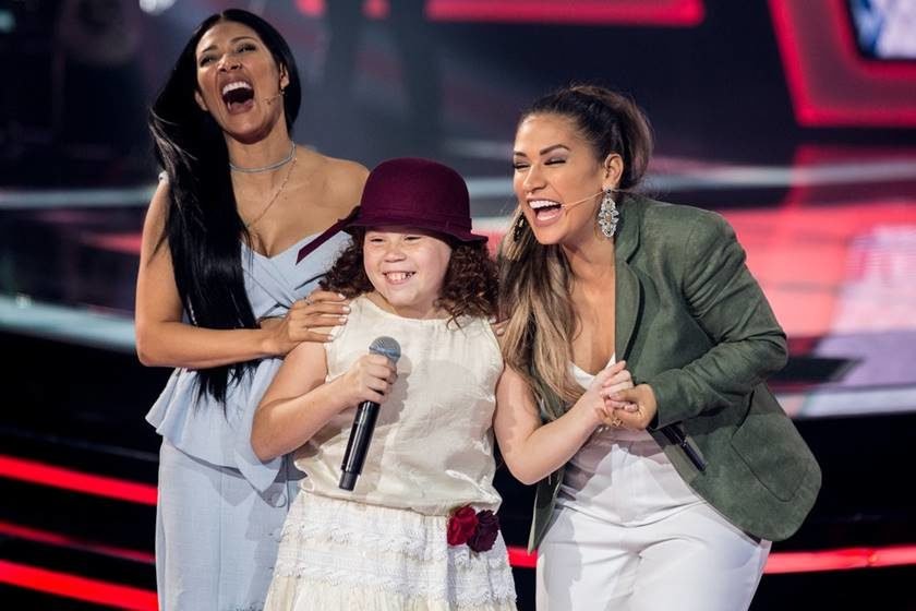 The Voice Kids: Emocionada com jurados, menina para música e chora