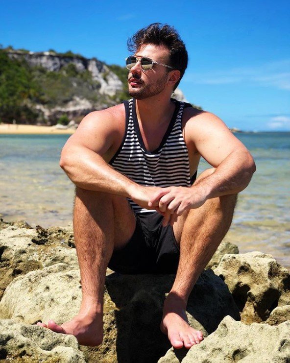 Na Bahia, Marcus Majella curte férias com namorado, mãe e tia